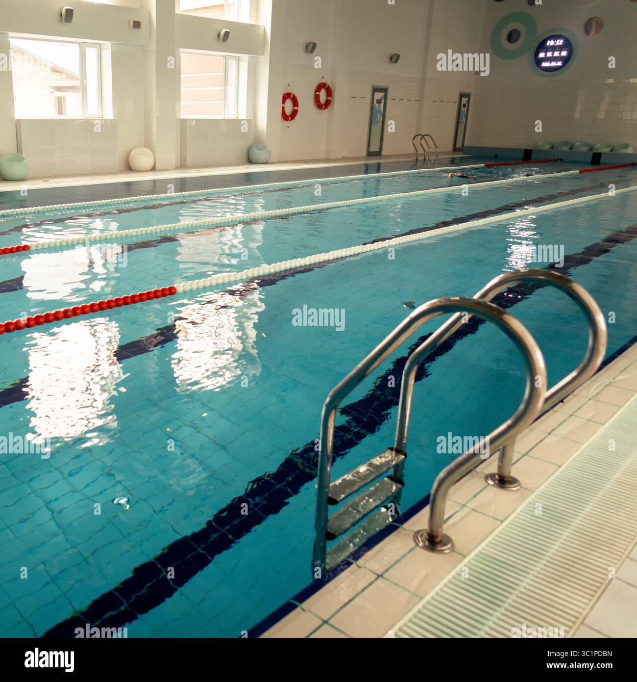Lanes competition swimming pool empty hi-res stock photography and ...