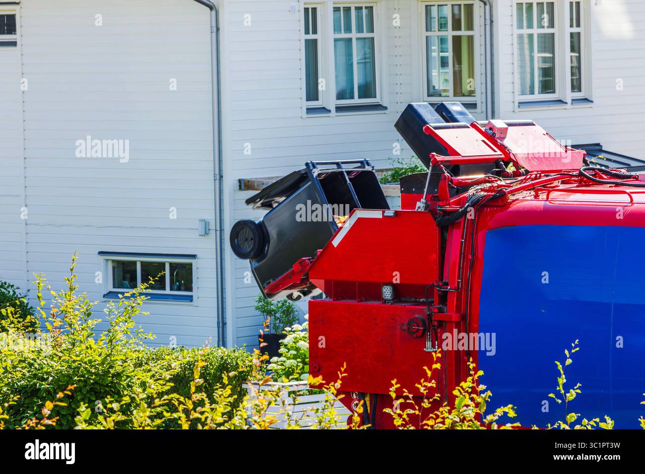 Red garbage truck lifting hi-res stock photography and images - Alamy