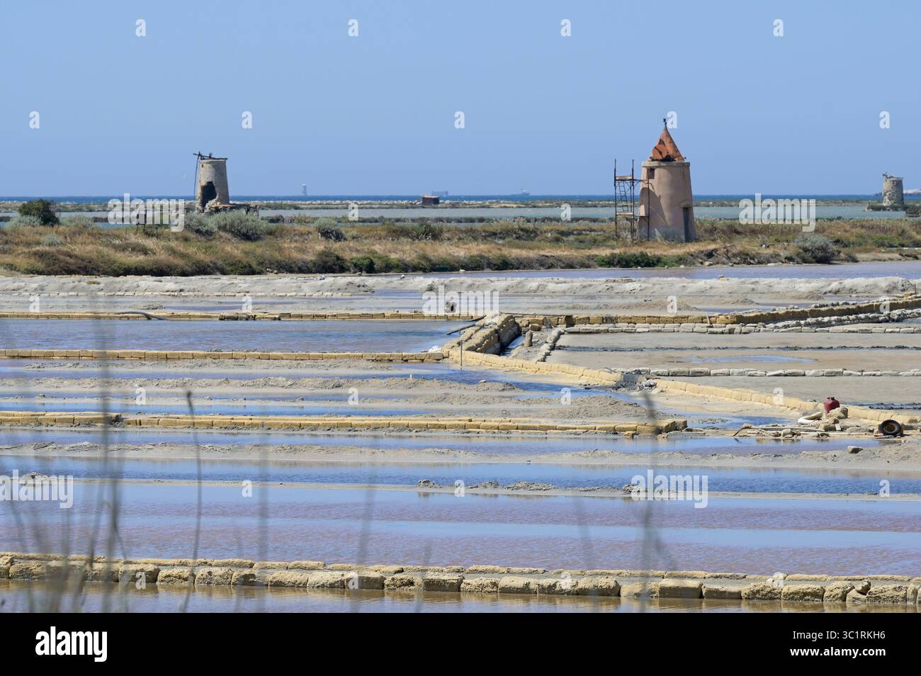 Purple shining salt water basin hi-res stock photography and images - Alamy