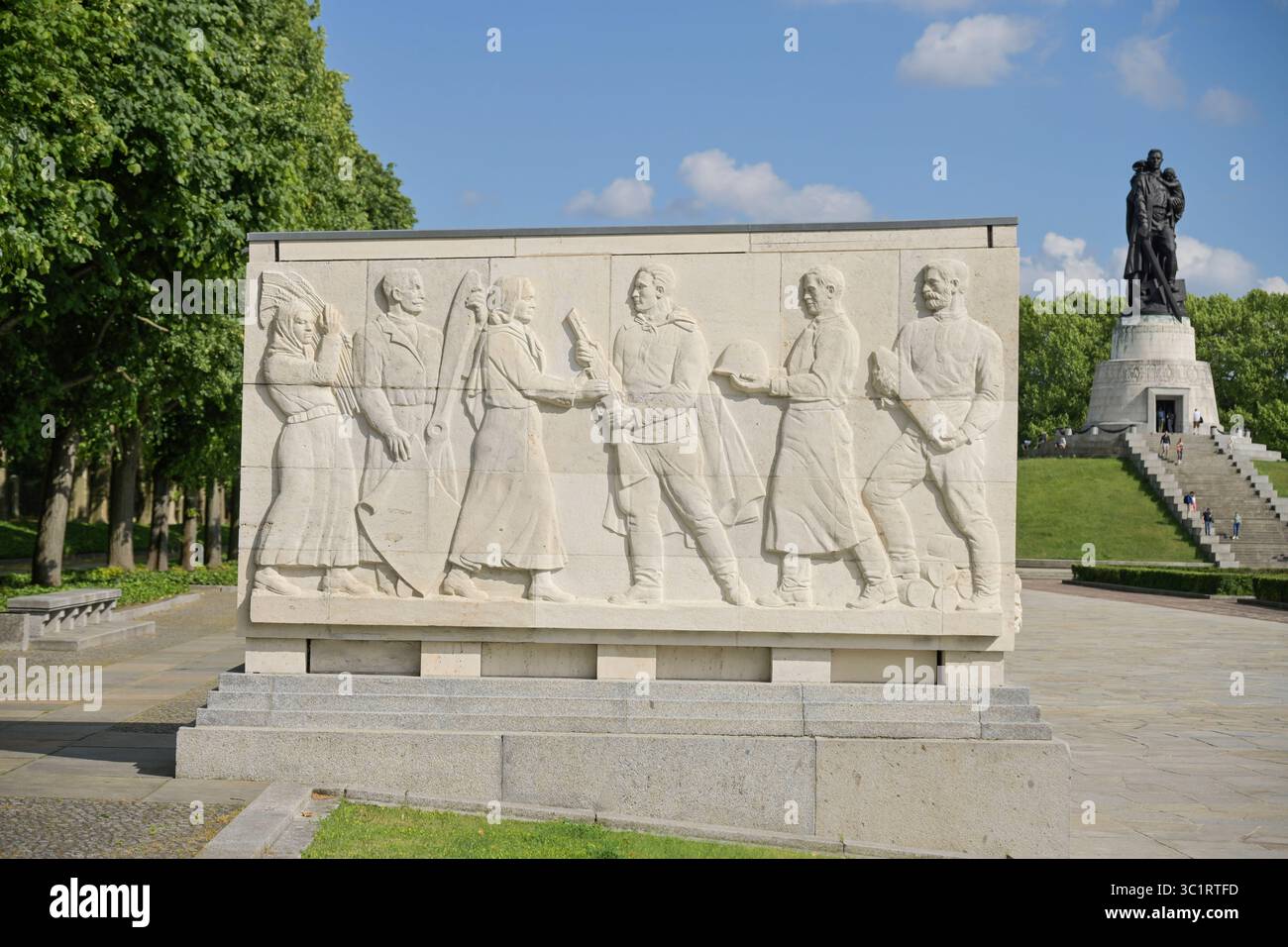 Sarkophag mit Steinrelief, Sowjetisches Ehrenmal, Treptower Park ...