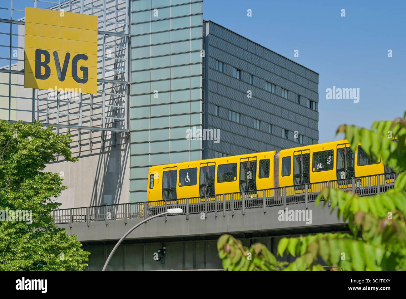 U1, U-Bahn, BVG, Tempelhofer Ufer, Kreuzberg, Bezirk Friedrichshain ...