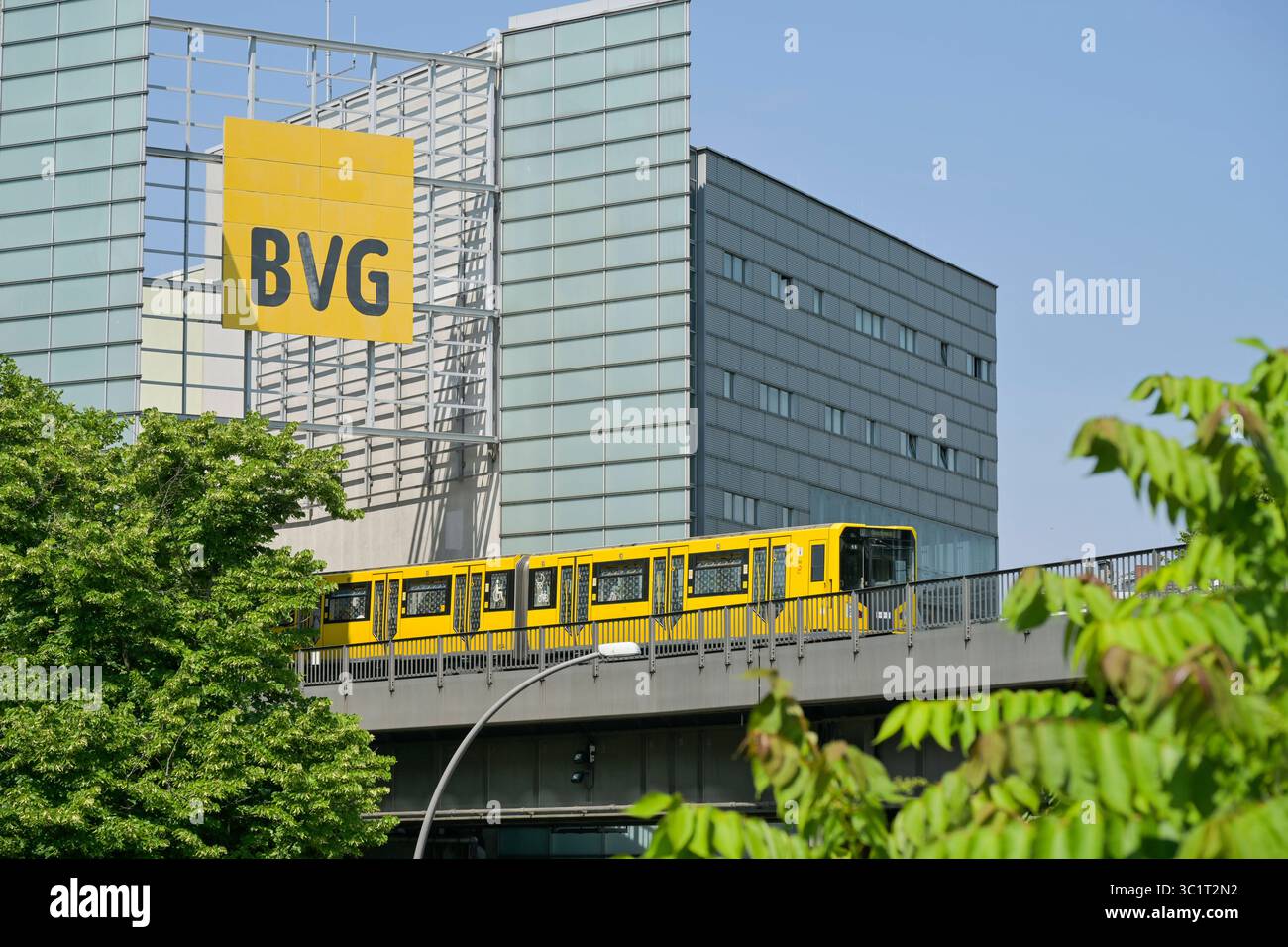 U1, U-Bahn, BVG, Tempelhofer Ufer, Kreuzberg, Bezirk Friedrichshain ...