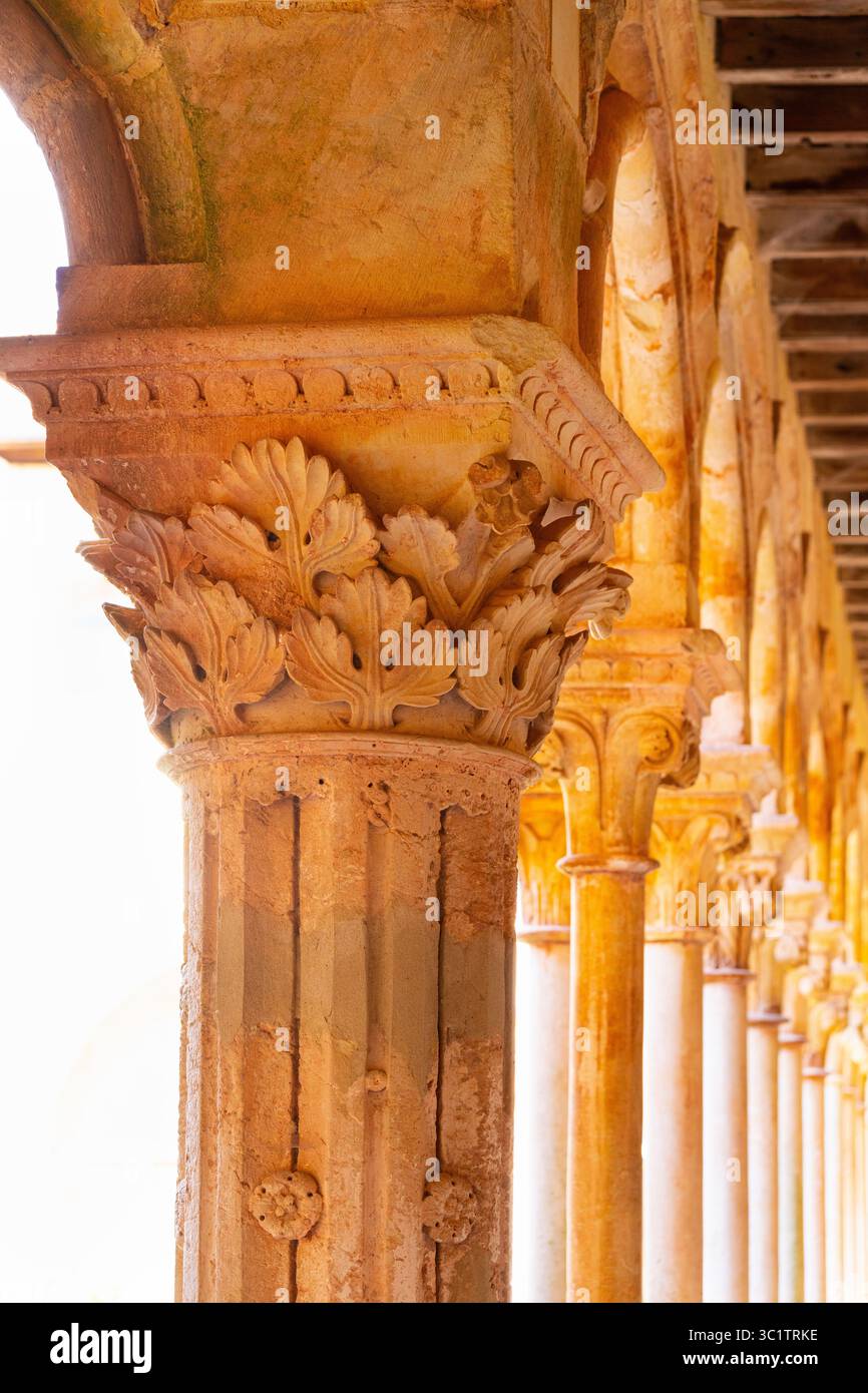 Capitel románico esculpido hi-res stock photography and images - Alamy