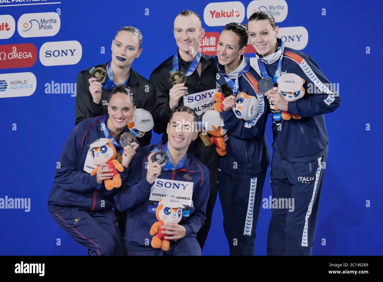 Gold medalist's Mayya Gurbanberdieva and Aleksandr Maltsev of Neutral ...