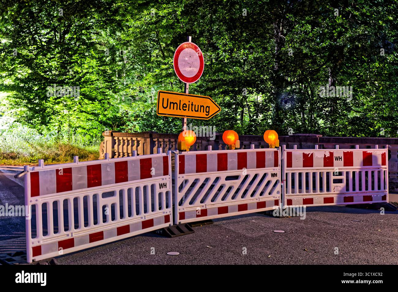 Achtung - Umleitung. Nächtliche Straßensperrung . Oberschleißheim ...