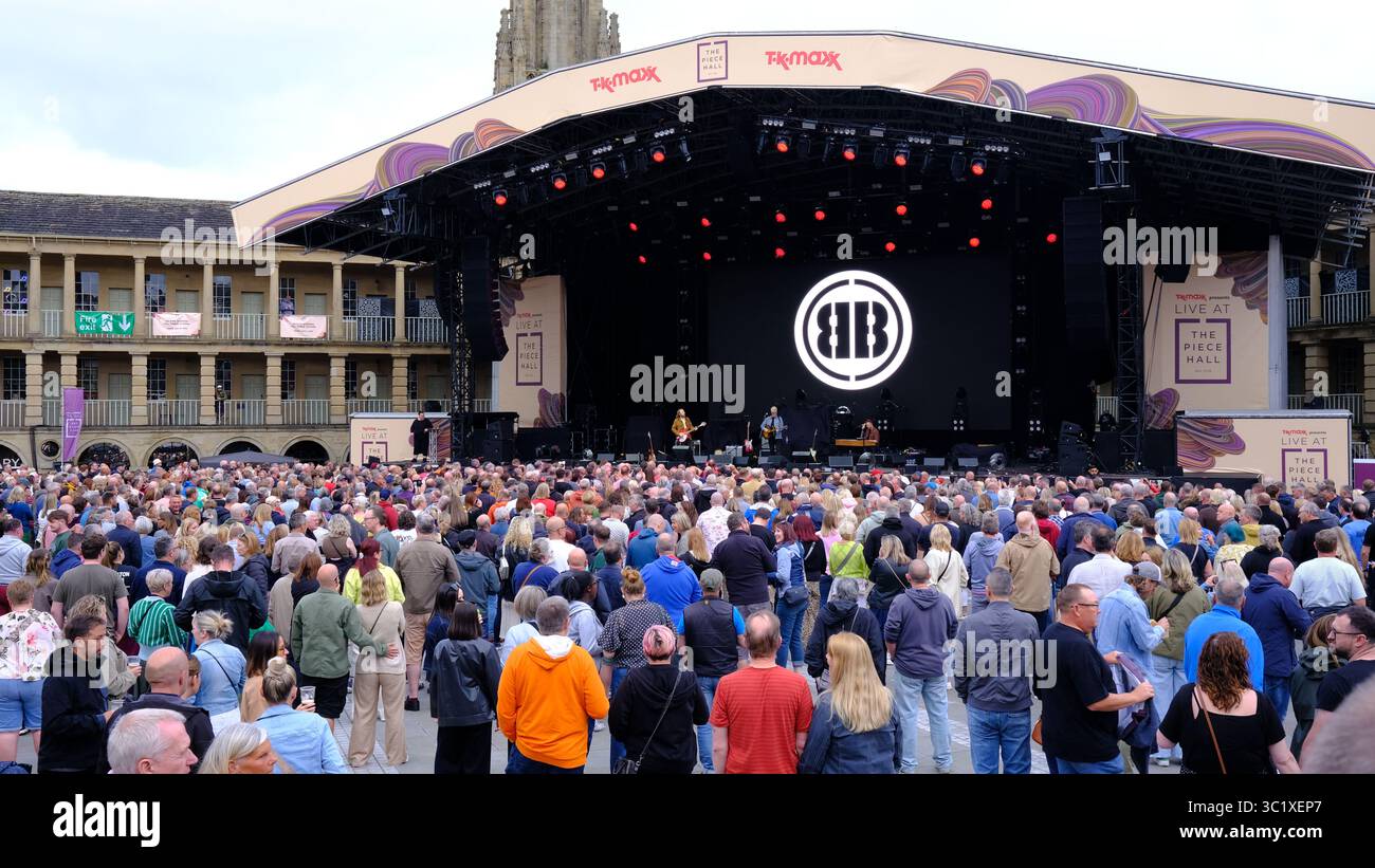 Piece Hall, Halifax, Paul Heaton concert, West Yorkshire, England Stock ...