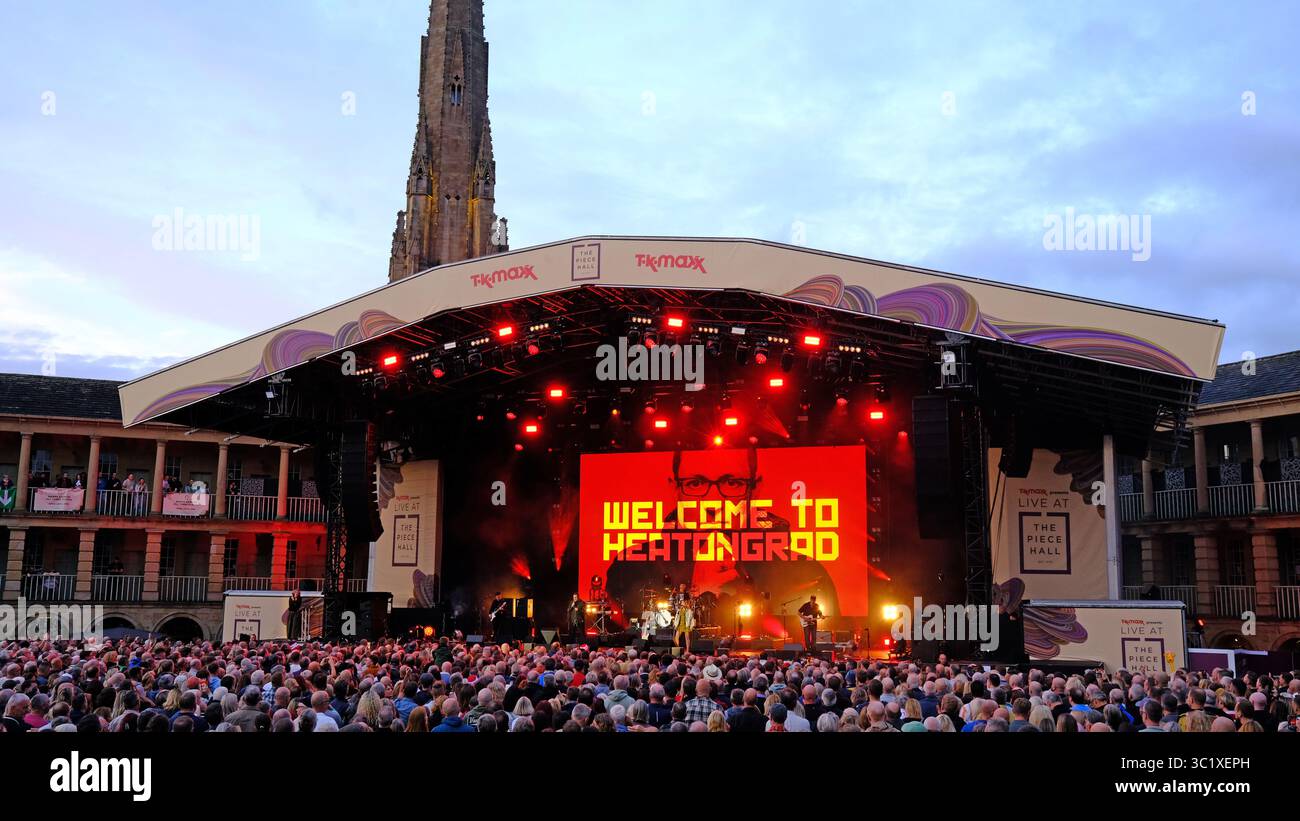 Piece Hall, Halifax, Paul Heaton concert, West Yorkshire, England Stock ...