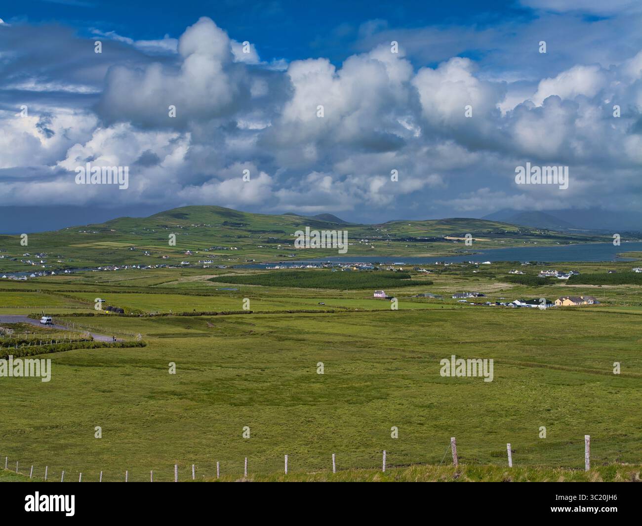 Green fields of ireland hi-res stock photography and images - Alamy