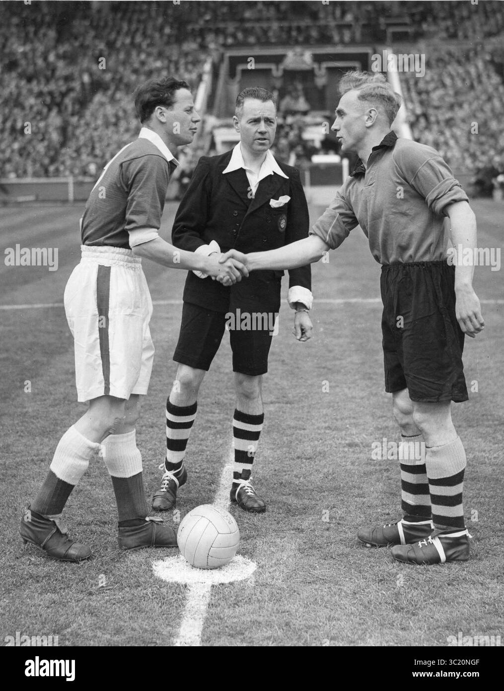 Billy Wright shakes hands with the Leicester captain Norman Plummer ...