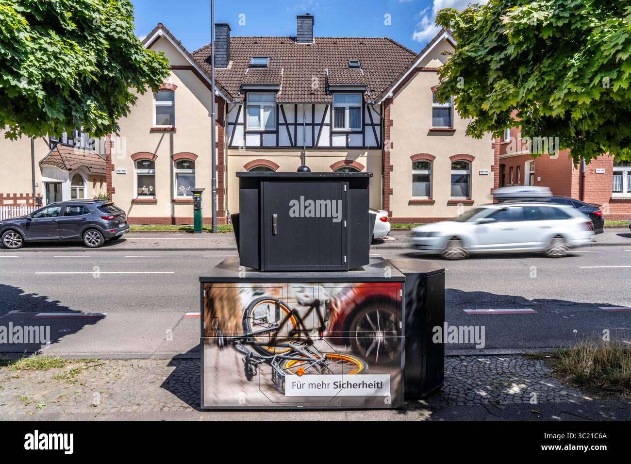 Armored speed camera hi-res stock photography and images - Alamy
