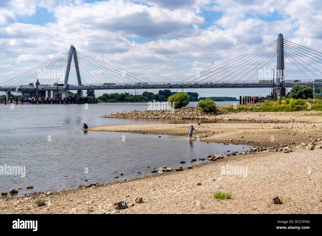 Low water levels on the Rhine near Leverkusen, new Rhine bridge on the ...