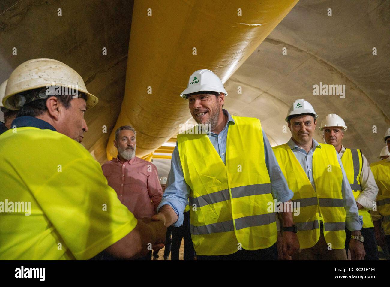 The Minister of Transport, Óscar Puente (c), during the breakthrough of ...