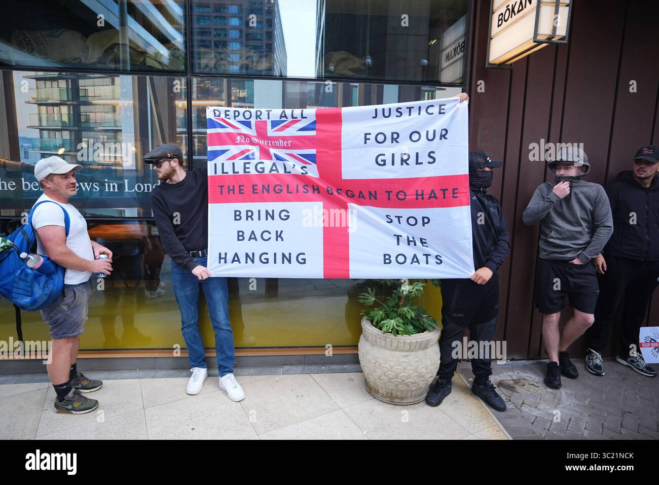 Protesters outside the Britannia International Hotel in Canary Wharf ...