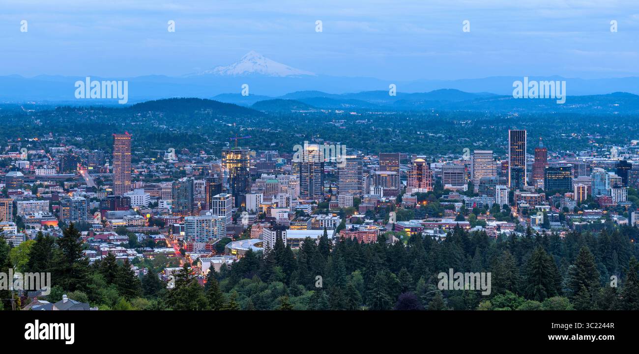 Portland oregon downtown hi-res stock photography and images - Alamy