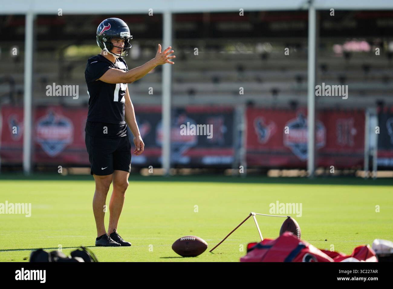 Houston Texans place kicker Ka'imi Fairbairn (15) works out during the ...