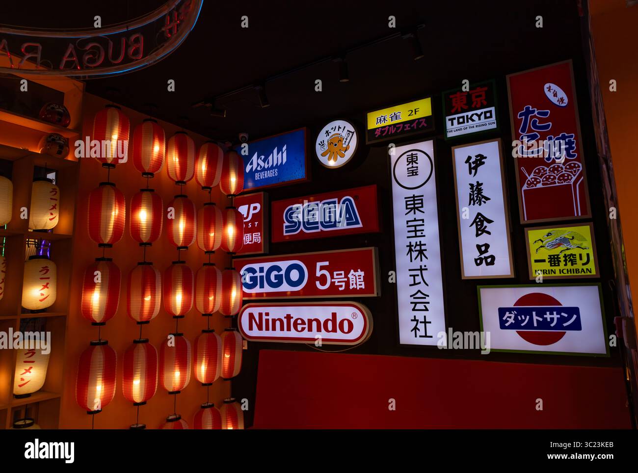 Japanese restaurant signs hi-res stock photography and images - Alamy