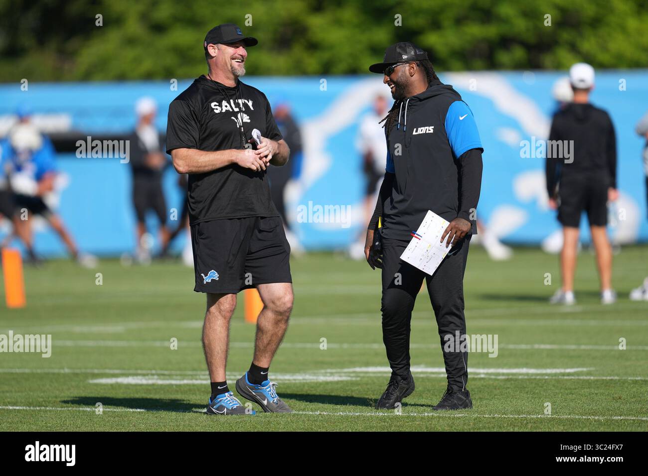 Detroit Lions head coach Dan Campbell, left, and defensive coordinator ...