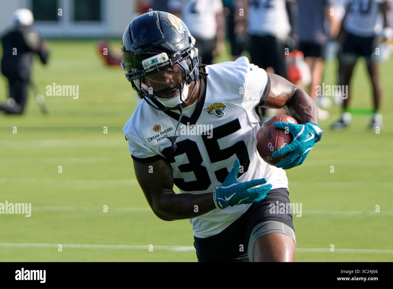 Jacksonville Jaguars cornerback Doneiko Slaughter performs a defensive ...