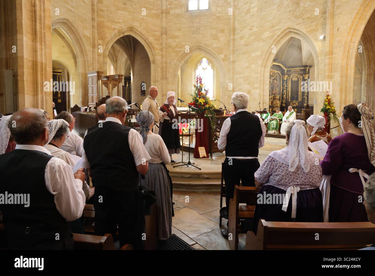Catholic mass in the Occitan language and in traditional Périgord dress ...