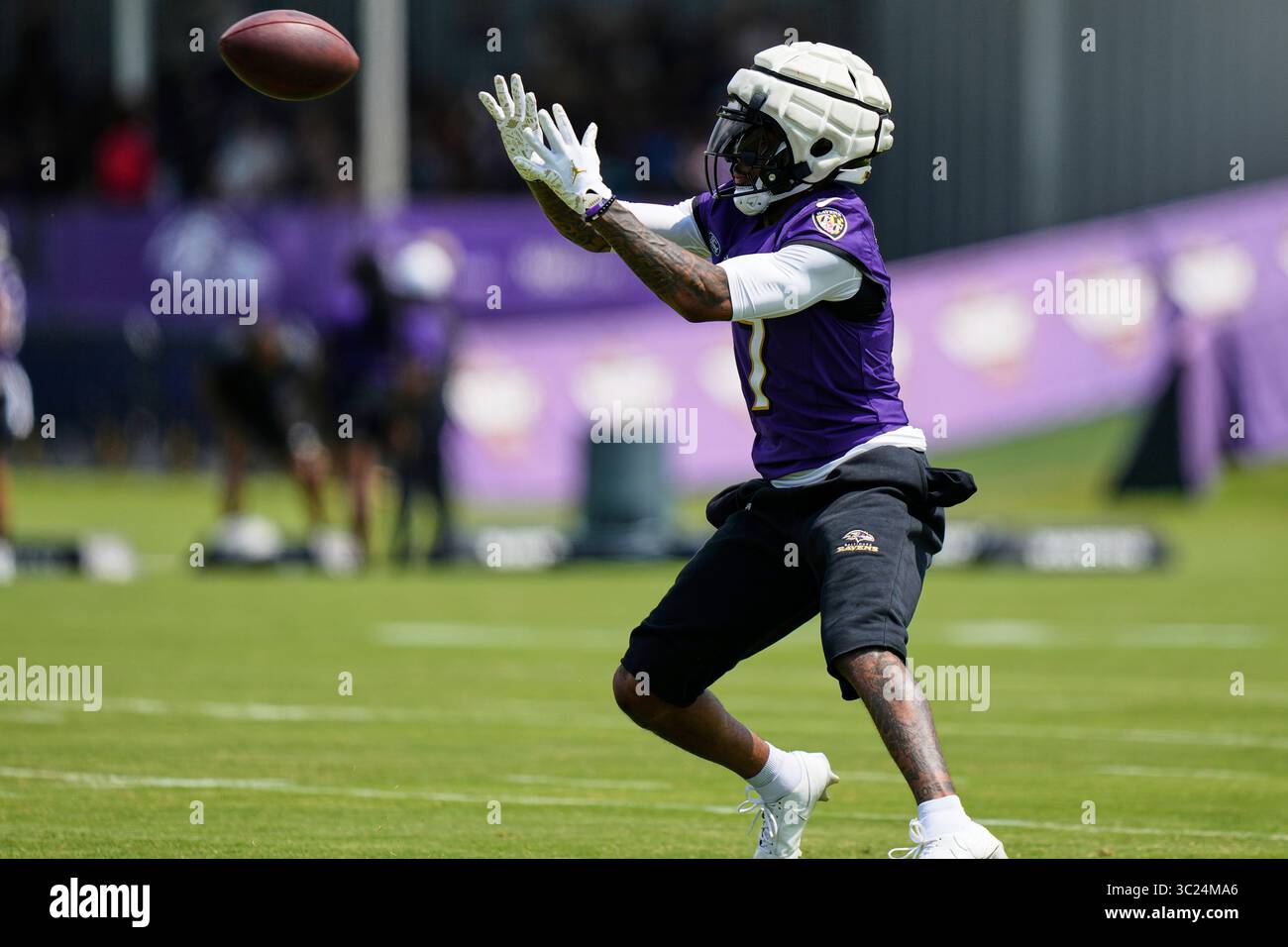 Baltimore Ravens wide receiver Rashod Bateman (7) works out during ...