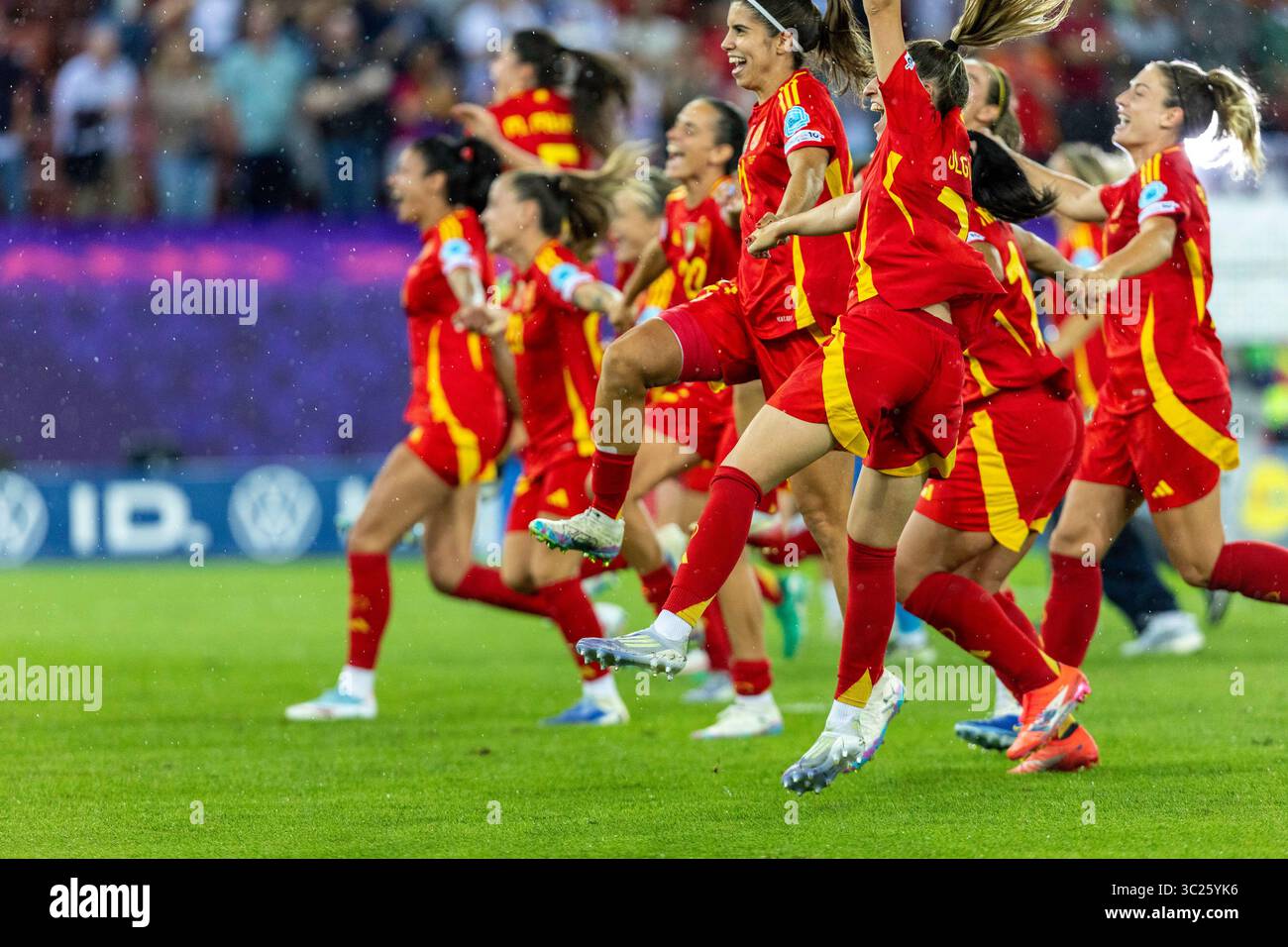 ZURICH, SWITZERLAND - JULY 23: Spain squad celebrates their win during ...