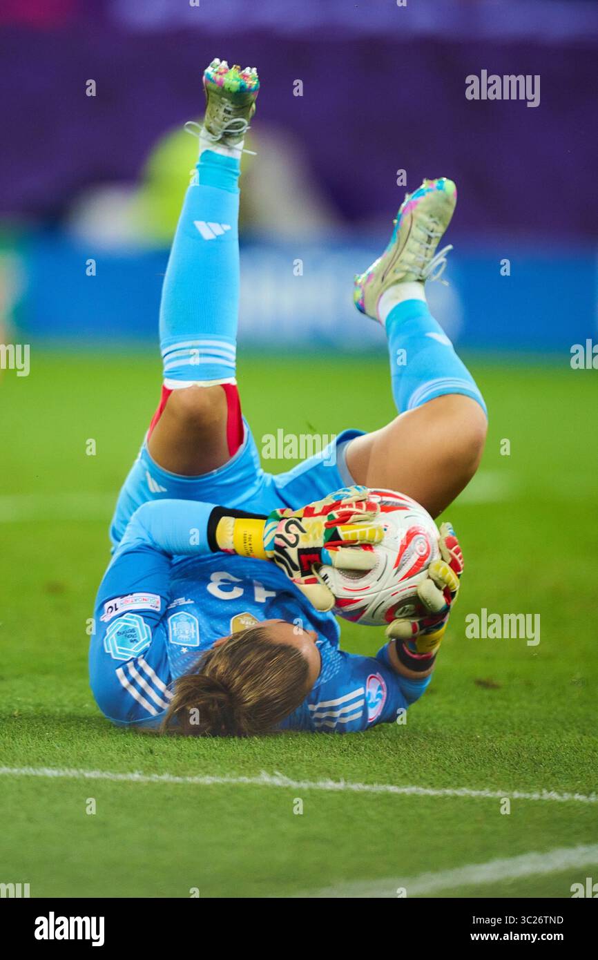 Torwart Catalina Coll (13; Spanien) in Spielposition UEFA Womens Euro ...