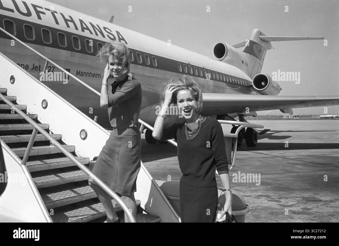 The twin sisters and famous German variety showgirls Alice and Ellen ...