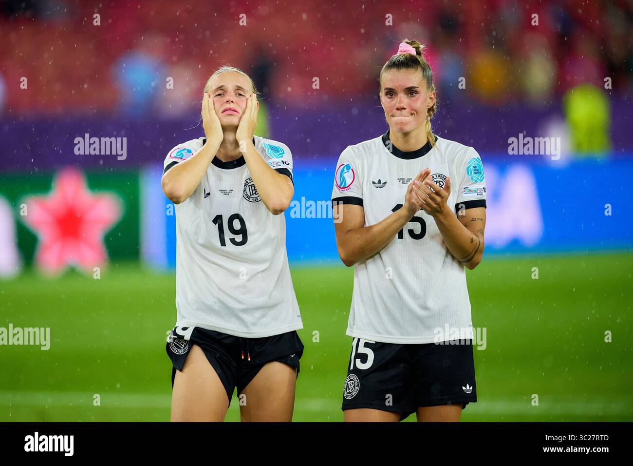 Klara B?hl (19; Deutschland) und Selina Cerci (15; Deutschland) zeigen ...
