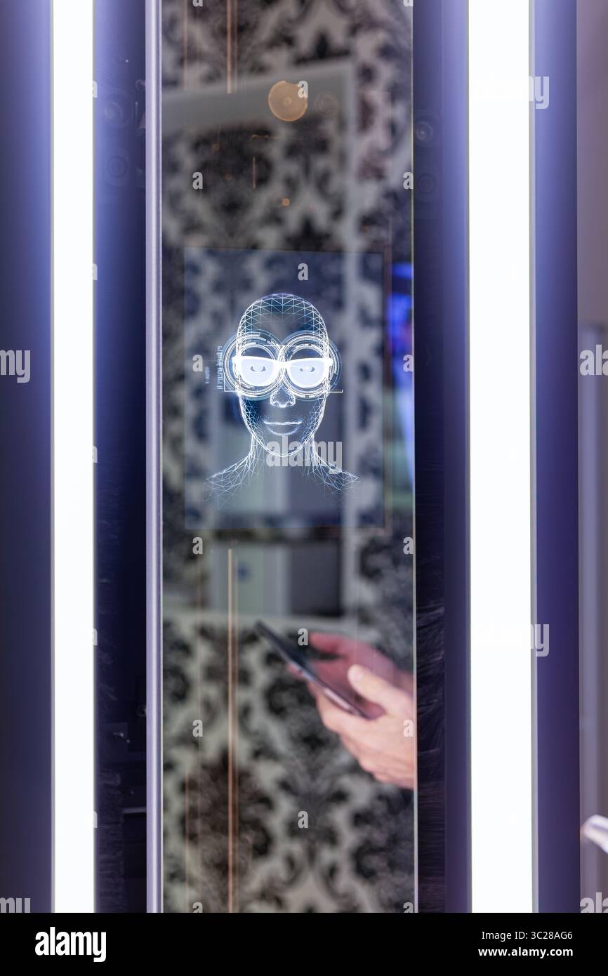 Computerized centering system for precise measurement of ophthalmic ...