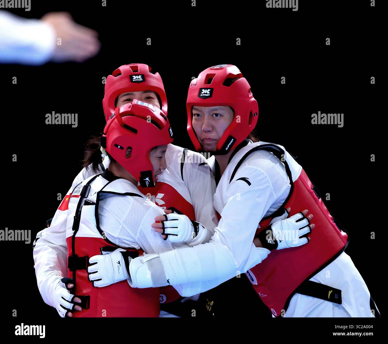 (250724) -- ESSEN, July 24, 2025 (Xinhua) -- Xing Jiani, Mu Wenzhe (R ...