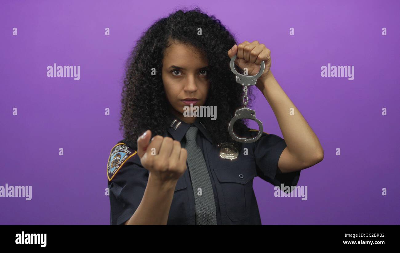 Woman police officer displays hi-res stock photography and images - Alamy