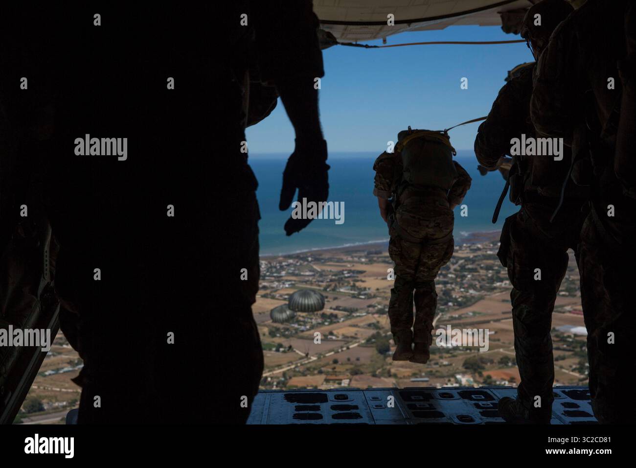 Marine static line jump hi-res stock photography and images - Alamy