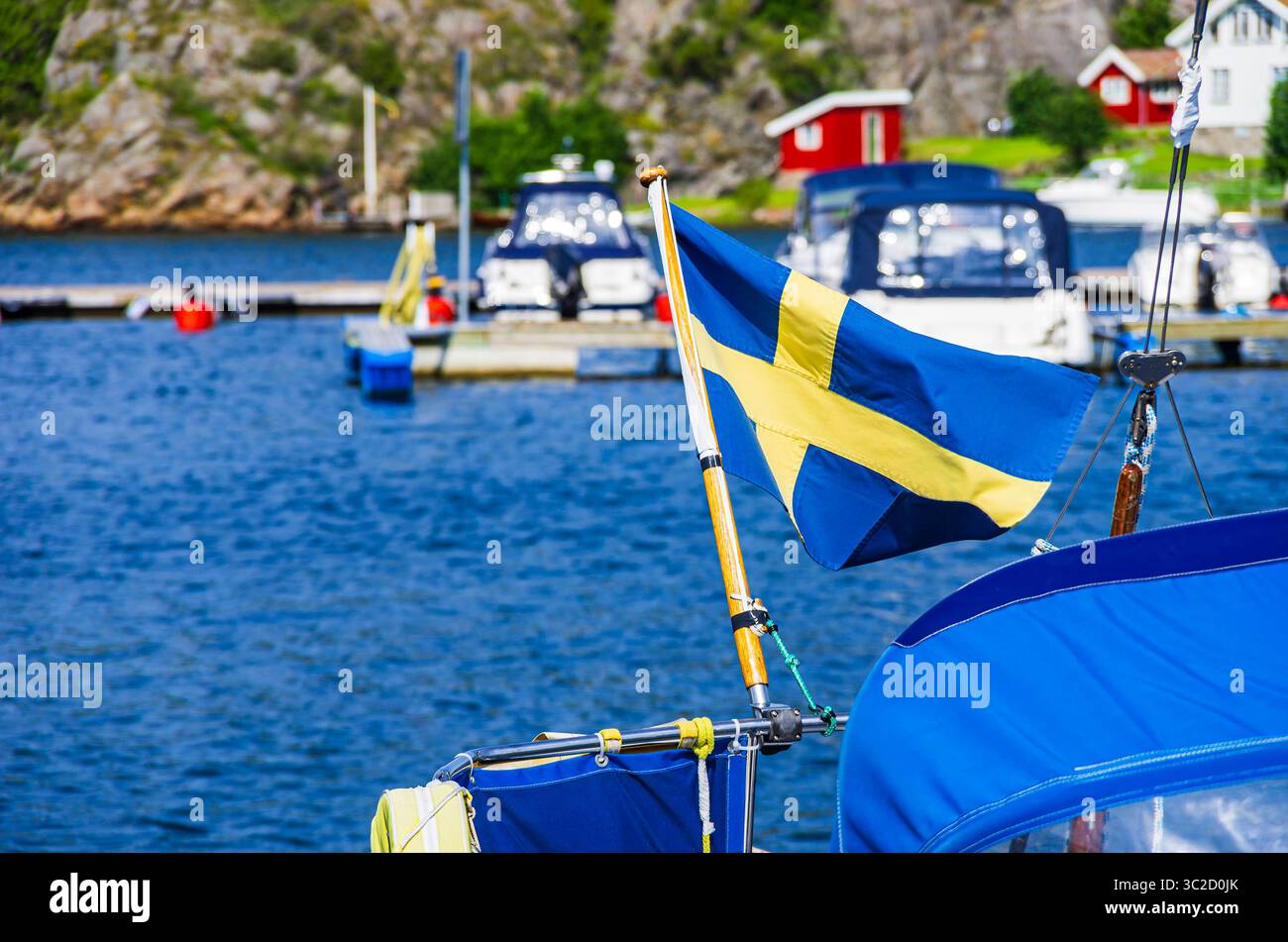 Schwedische Flagge am Heck eines Bootes Die schwedische Flagge weht am ...