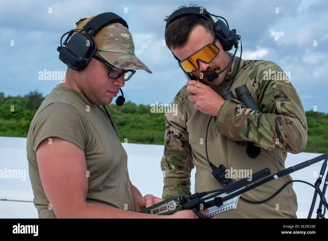 A U.S. Air Force Staff Sgt. Abdhiel Ramirez, left, and Staff Sgt ...
