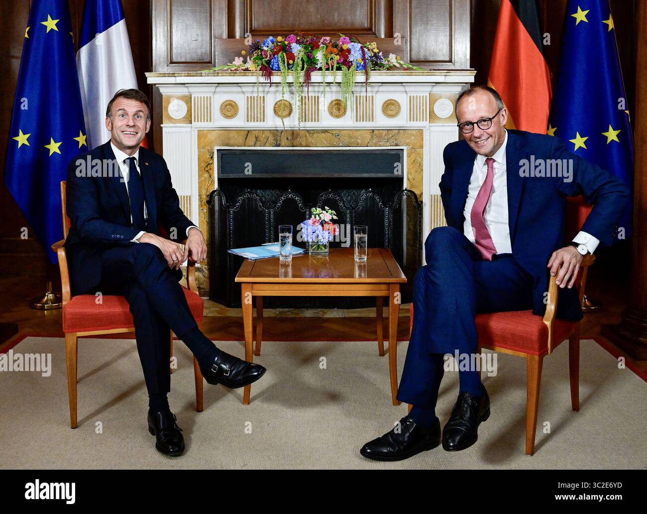 23 July 2025, Berlín: German Chancellor Friedrich Merz (right) welcomes ...