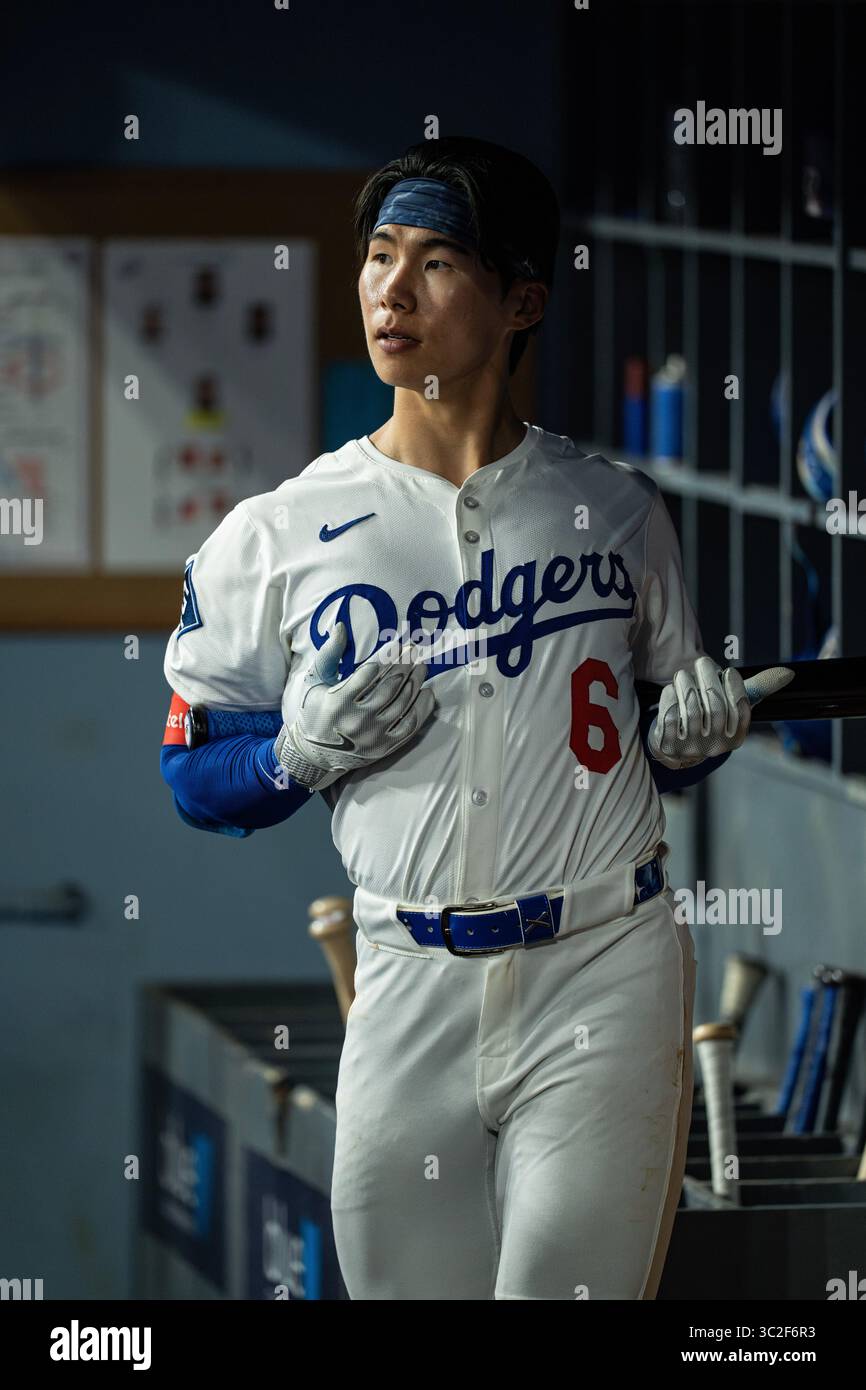 Los Angeles Dodgers second base Hyeseong Kim (6) stretches during a MLB ...
