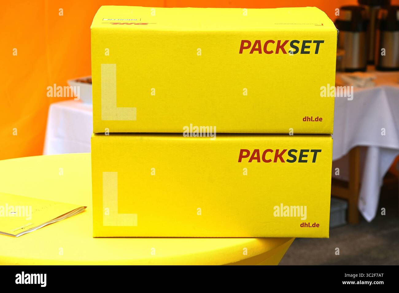 DHL Pakete Packset bei einem Pressetermin zur Kooperation von Deutsche ...