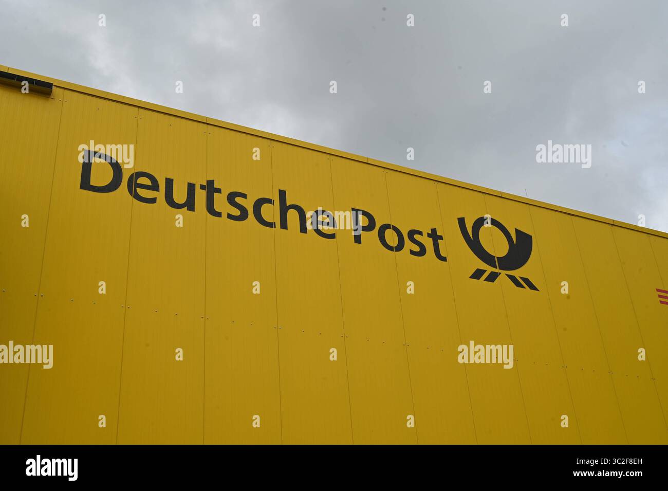 Logo, Schriftzug von DHL, Deutsche Post an einer DHL Zustellbasis bei ...