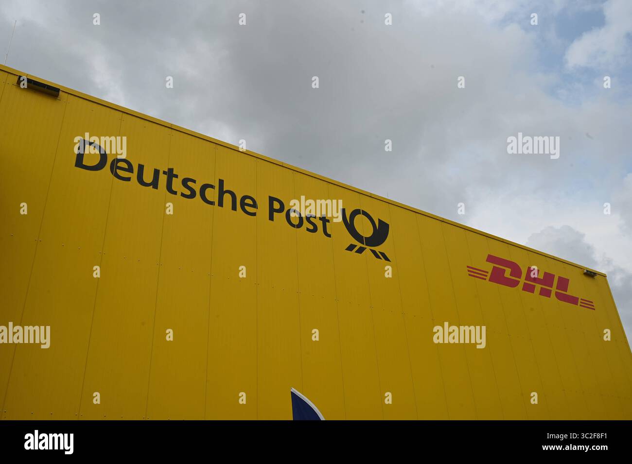 Logo, Schriftzug von DHL, Deutsche Post an einer DHL Zustellbasis bei ...