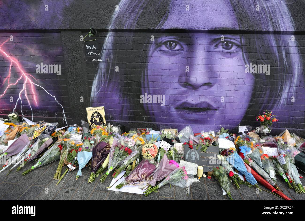 Ozzy osbourne memorial hi-res stock photography and images - Alamy