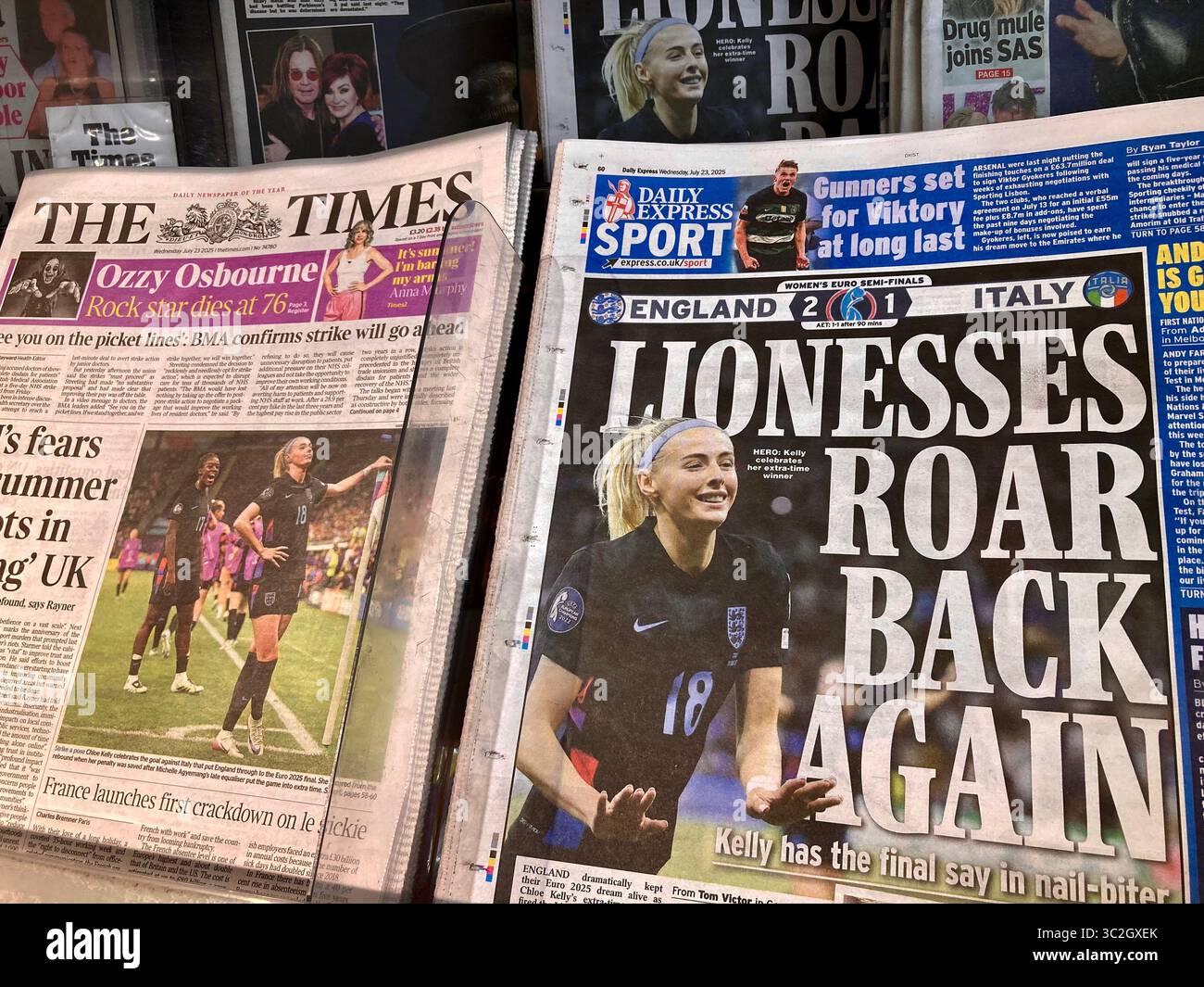 Front pages of UK Tabloid Newspaper featuring England women's football ...