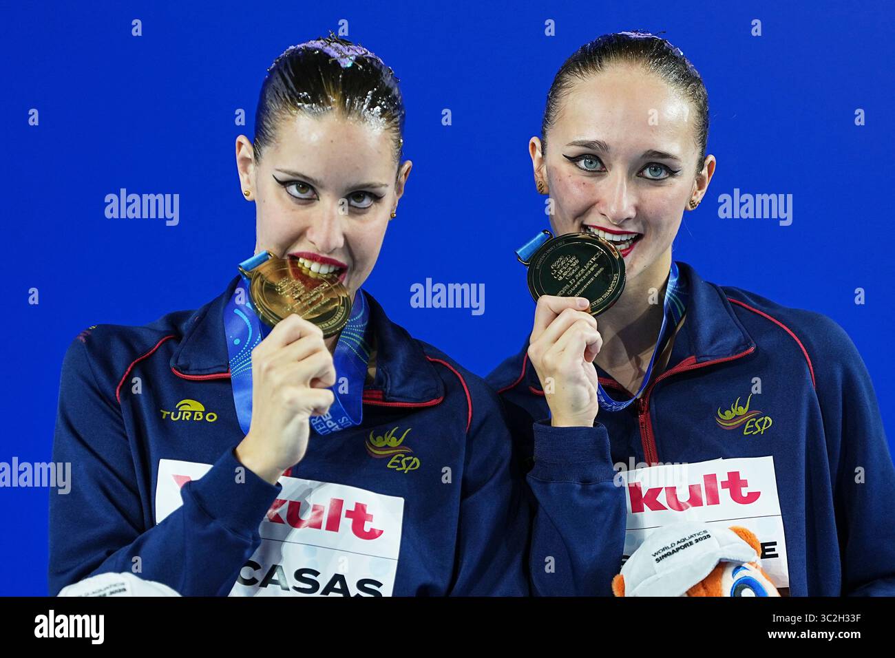 Gold medalists Lilou Lluis Valette and Iris Tio Casas of Spain pose ...