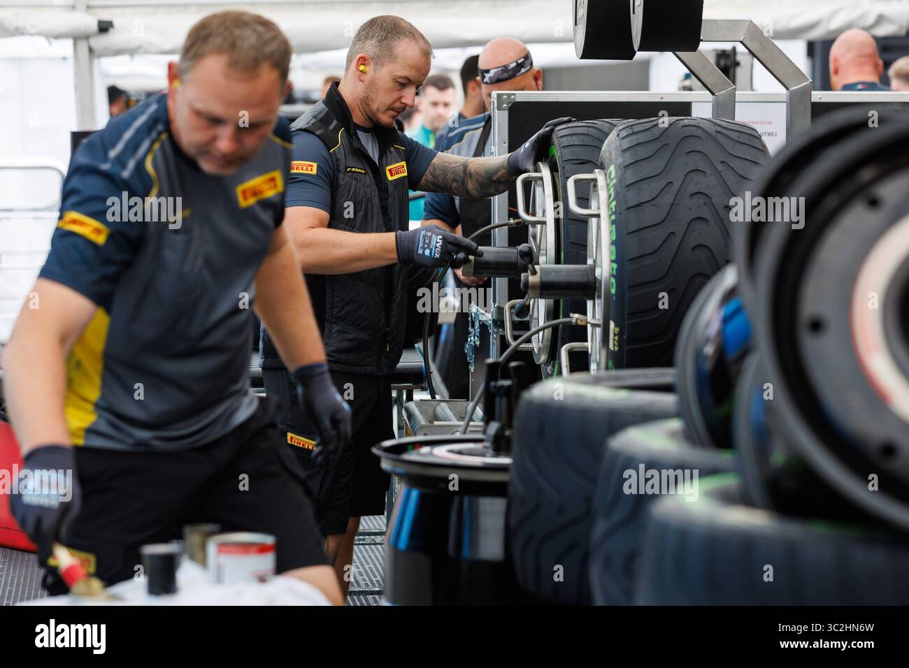 Pirelli Mitarbeiter bereiten die Reifen für die Rennteams vor, Grosser ...