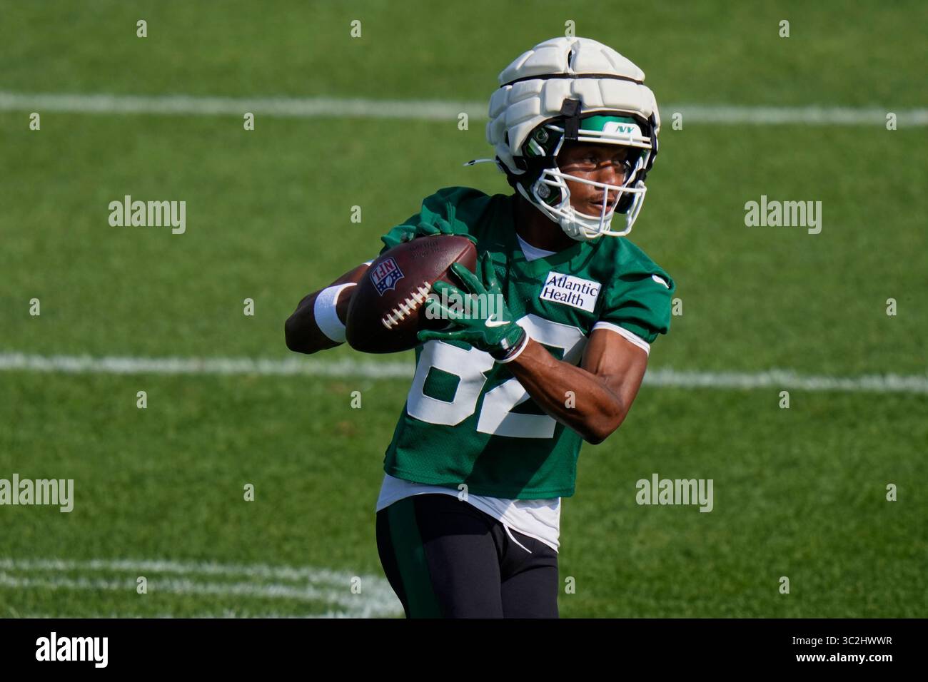 New York Jets' Arian Smith (82) takes part in drills at the NFL ...