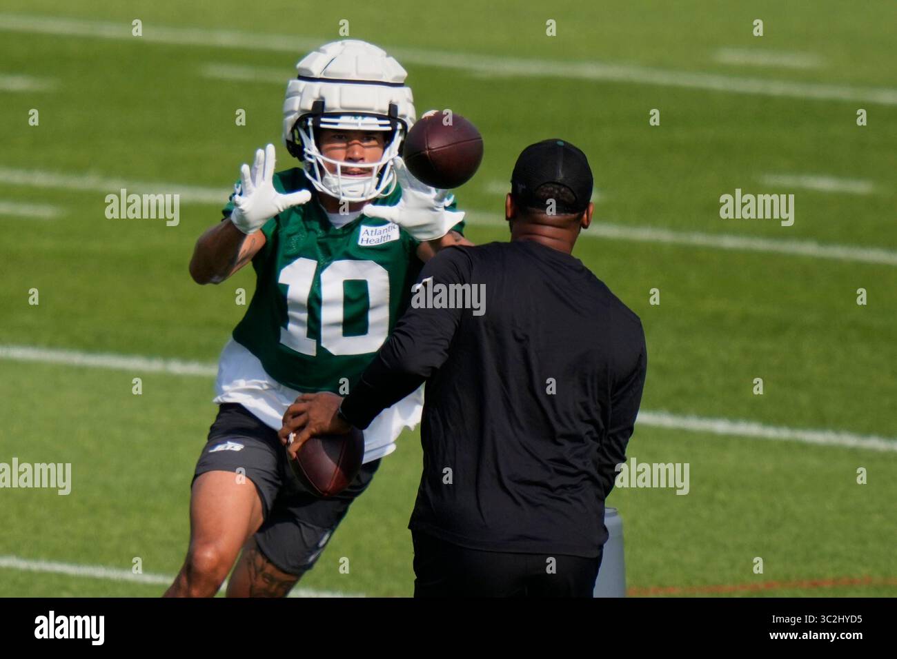 New York Jets' Allen Lazard (10) takes part in drills at the NFL ...