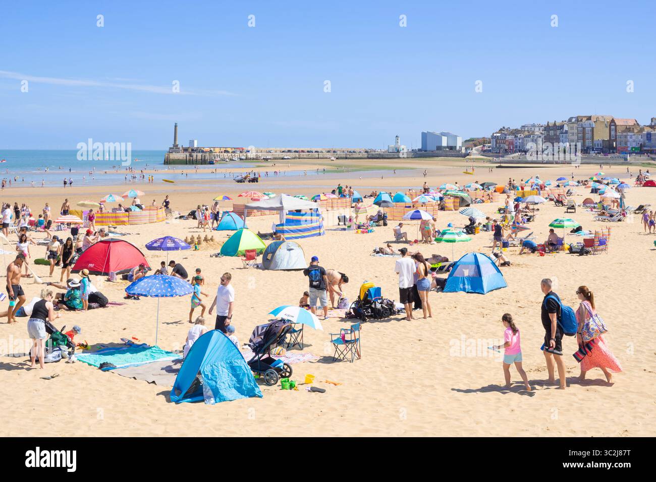 Busy beach scene hi-res stock photography and images - Alamy