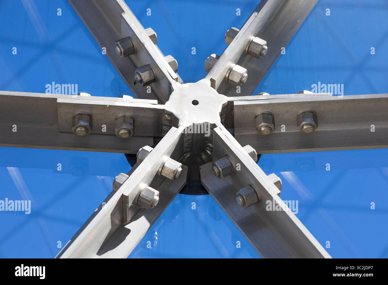 High strength structural steel connection with bolts forming X node ...