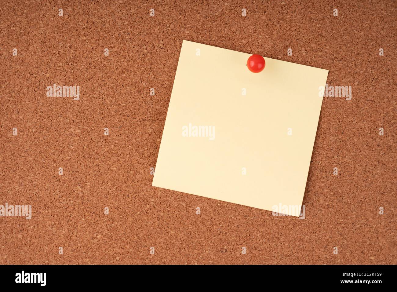 Blank sticky note on a cork board Stock Photo - Alamy