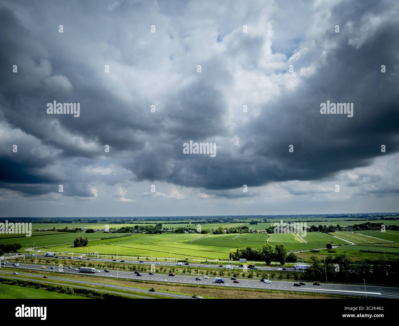 WAARDER - Dark clouds over a12 highway ANP / Hollandse Hoogte / Robin ...
