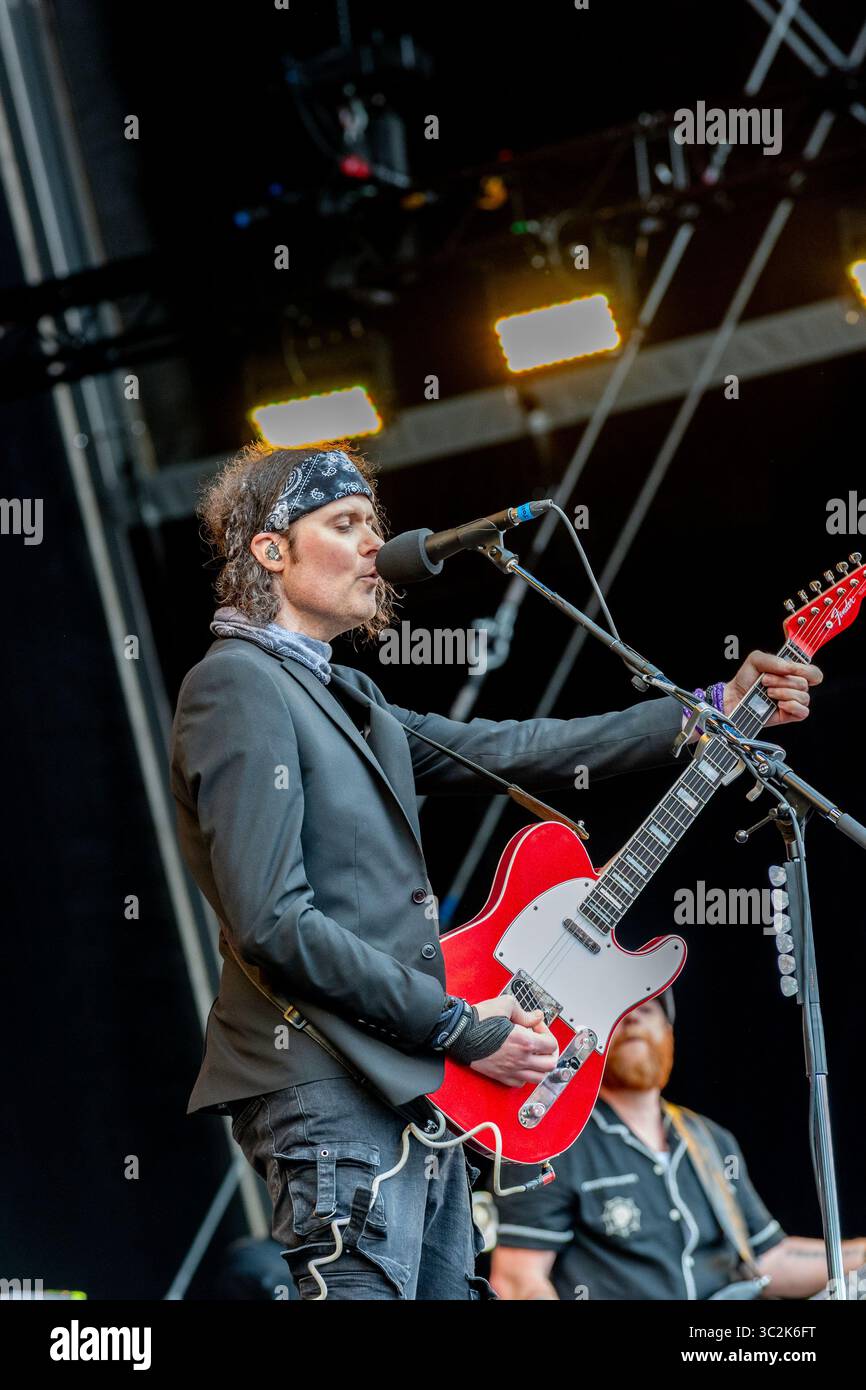 Jon Fratelli, lead singer of the band The Fratelli, performing live on ...